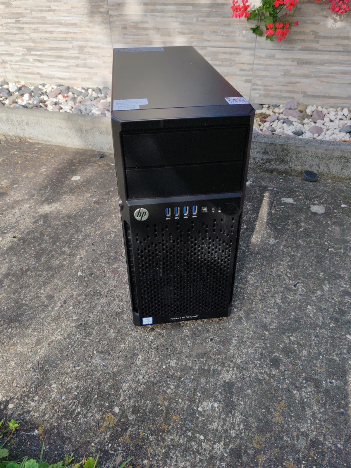 HP ProLiant ML30 Gen9 Server Xeon E3 1220 V5 32GB ddr4