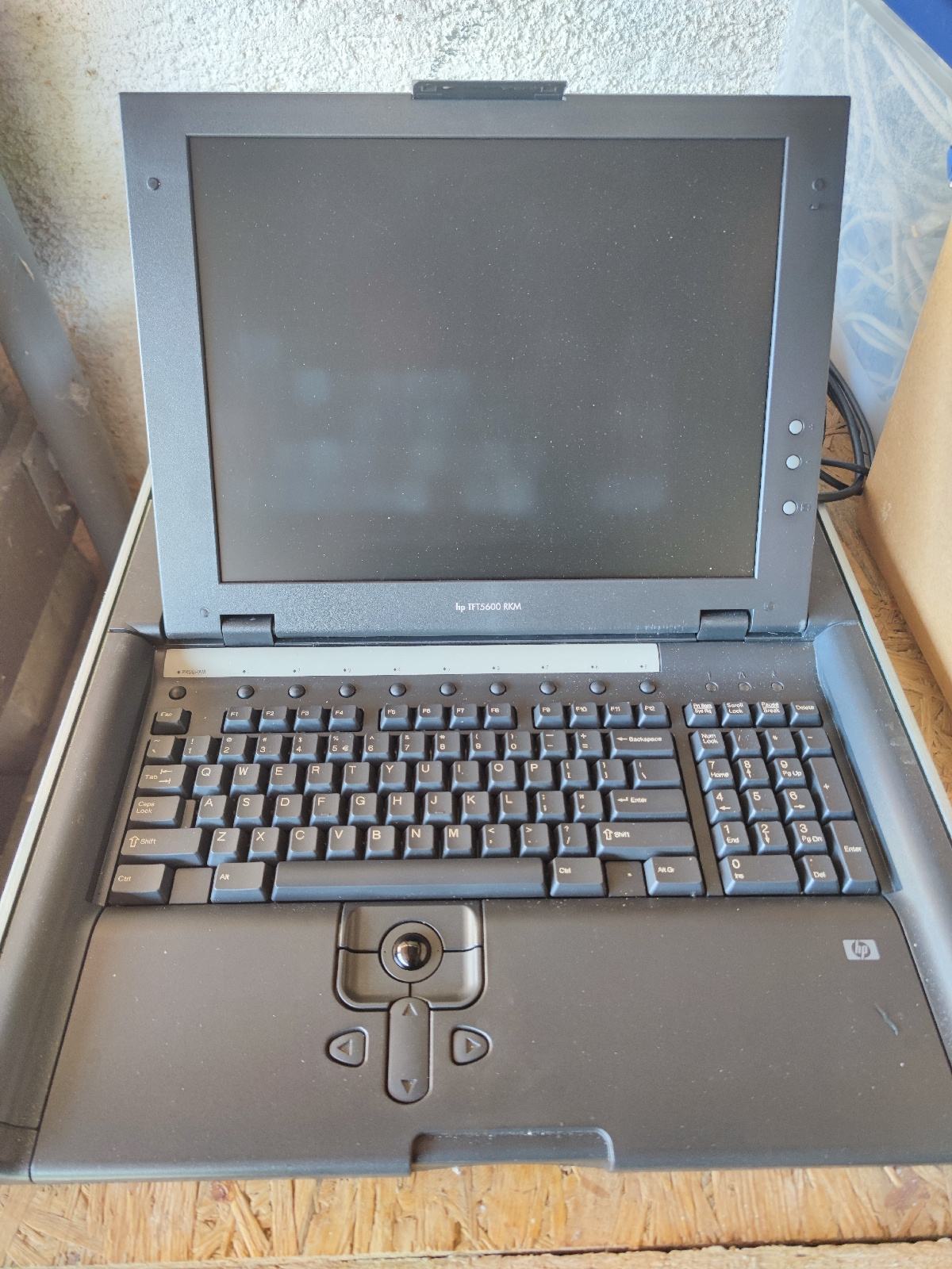 HP TFT 5600 rkm + Compaq KVM switch