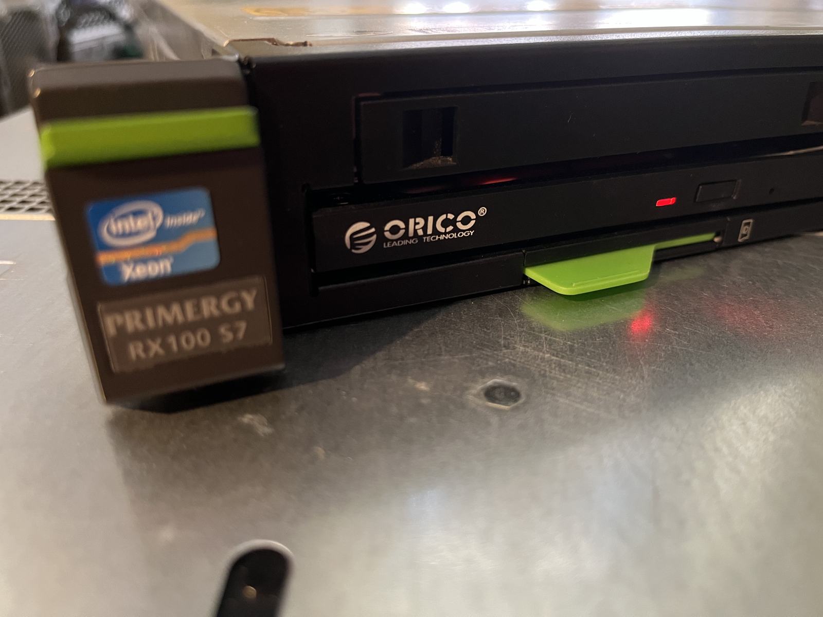 Fujitsu PRIMERGY RX100 S7p 1U server (može R1)