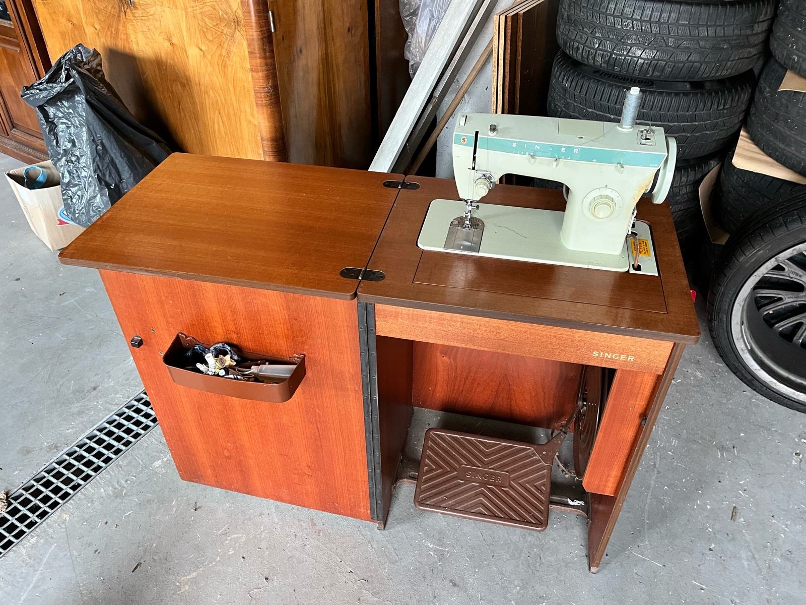 SINGER 258 Šivaća mašina + ormarić