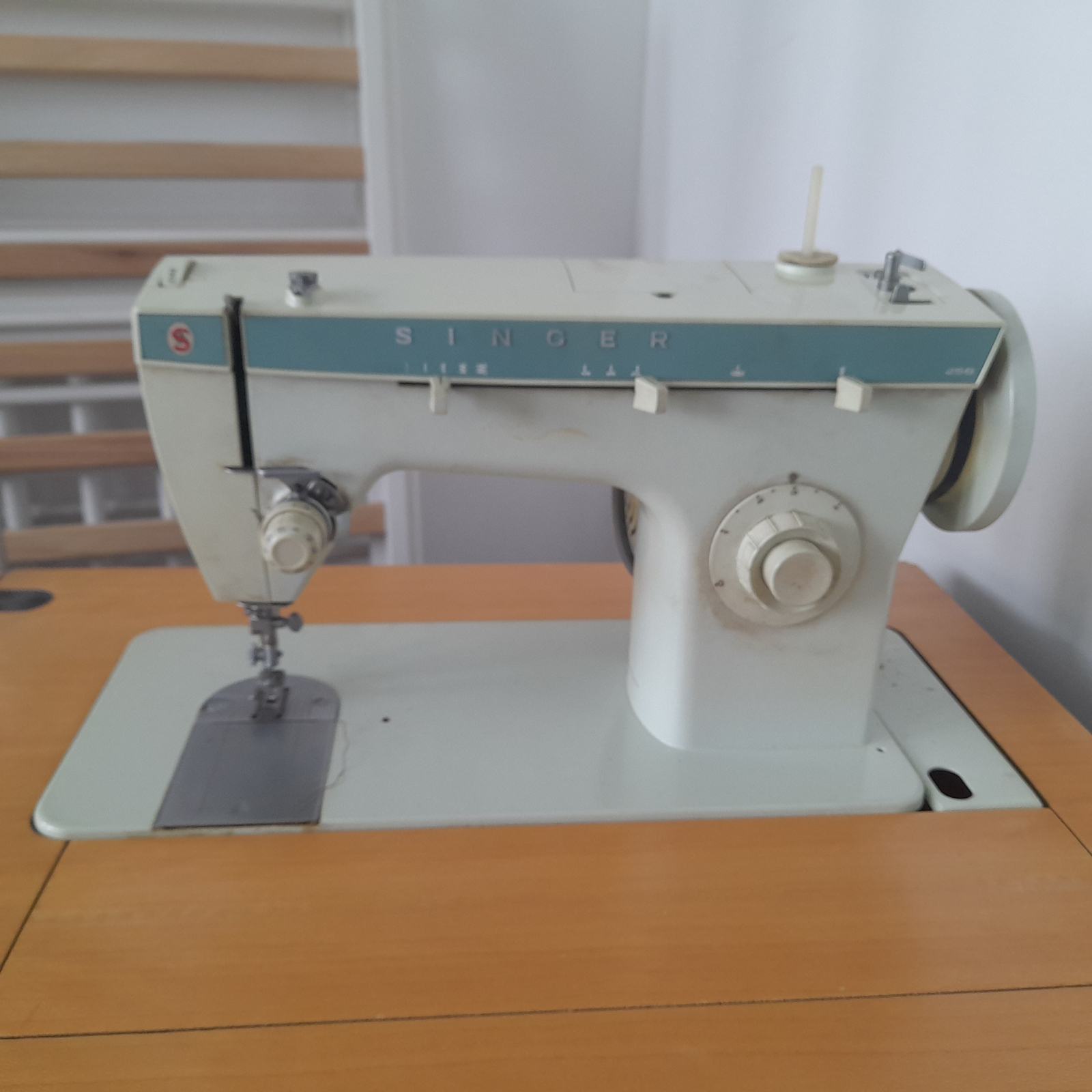 Šivaća mašina Singer 258, s ormarićem - POKLANJAM!