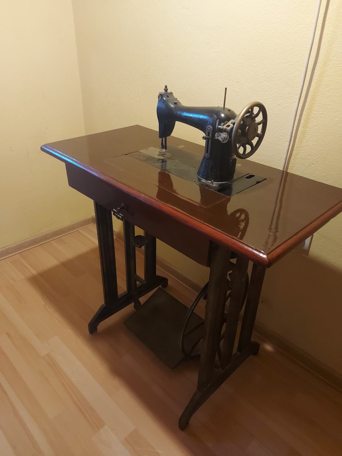 Stara šivaća masina singerica EXCELA