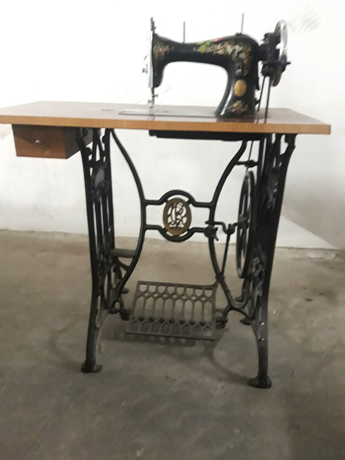 STARINSKA ŠIVAĆA MAŠINA RAST&CASSER NA NOŽNI POGON