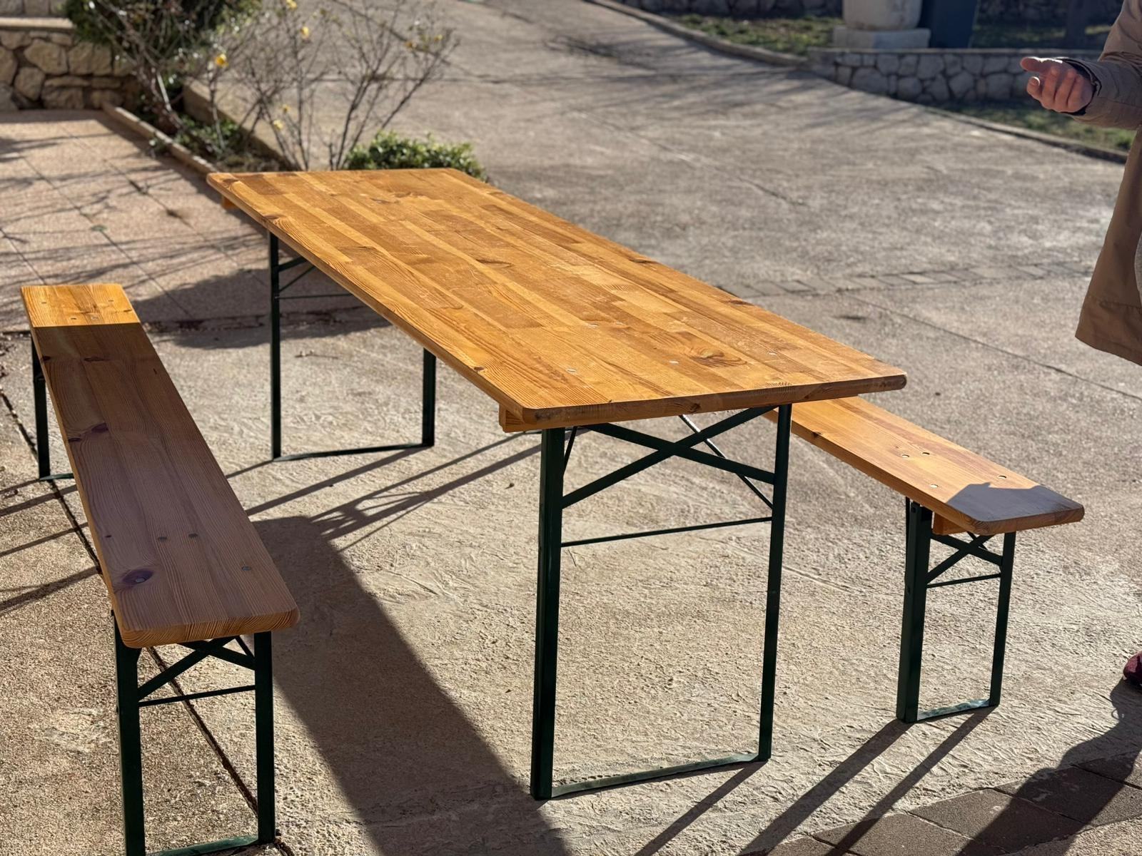 Prodajem set stol + 2 klupe ukupno 5 setova