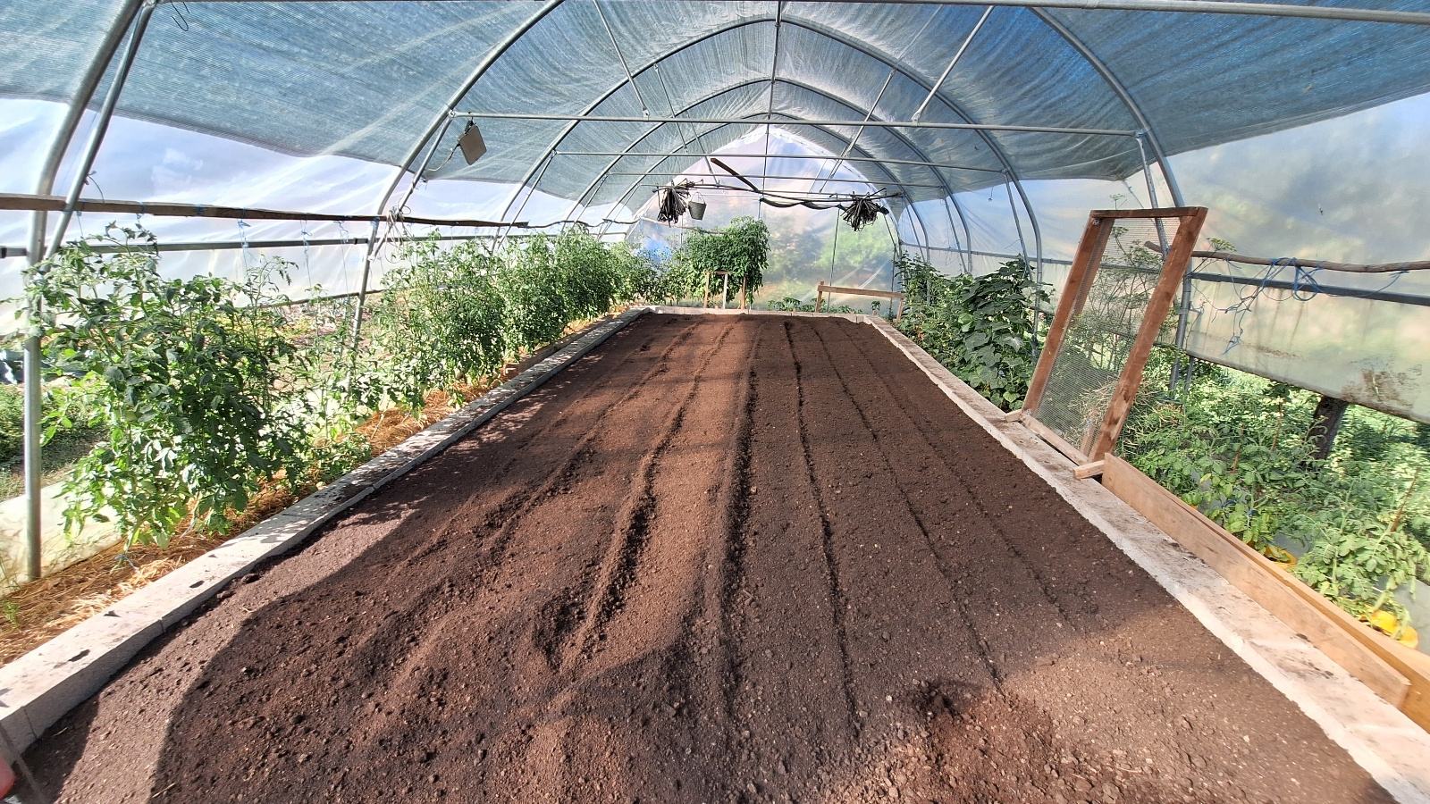 Kalifornijske gliste, glistinac, humus zemlja za cvijeće i gredice