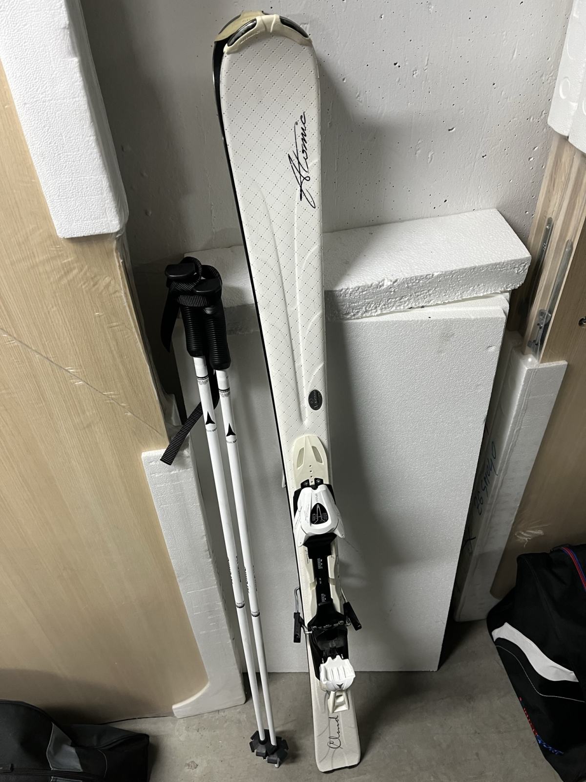 Skije Atomic Cloud 8, sa vezovima i štapovima