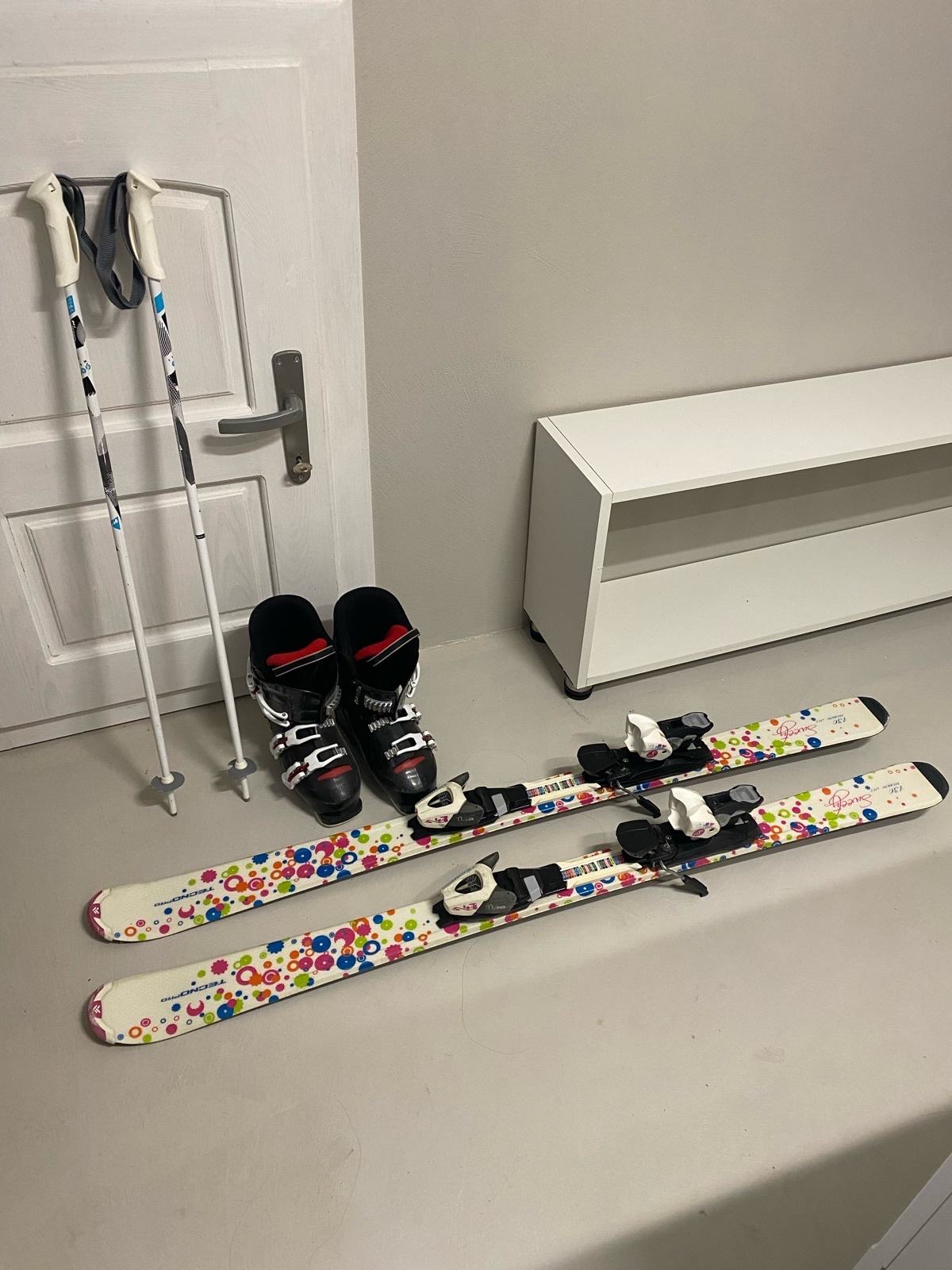 Skije, pancerice i štapovi