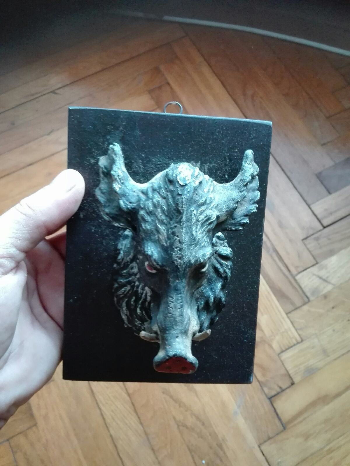 mala skulptura od gusa veprova glava