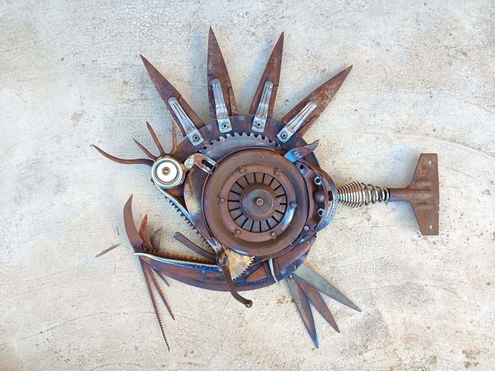 Metal art zidna skulptura riba punk pirana