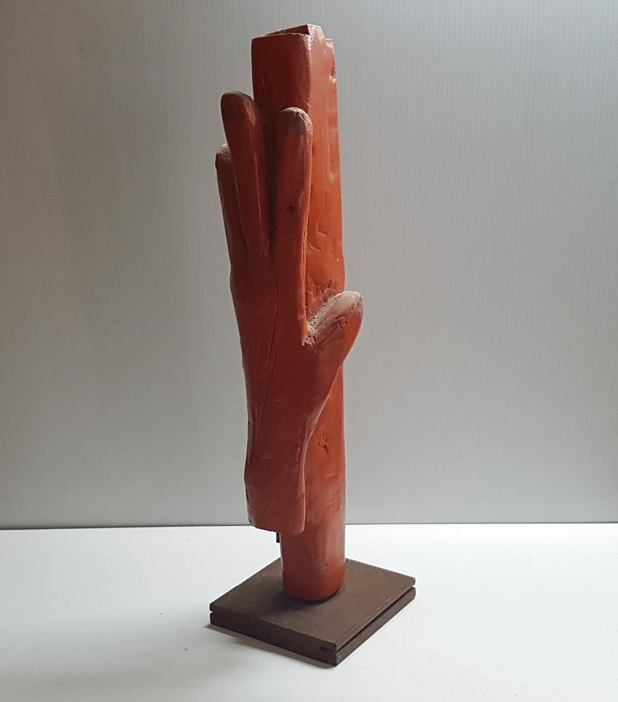 SKULPTURA, RUKA, IZREZBARENA IZ JEDNOG DIJELA U DRVU 1989. ručni rad