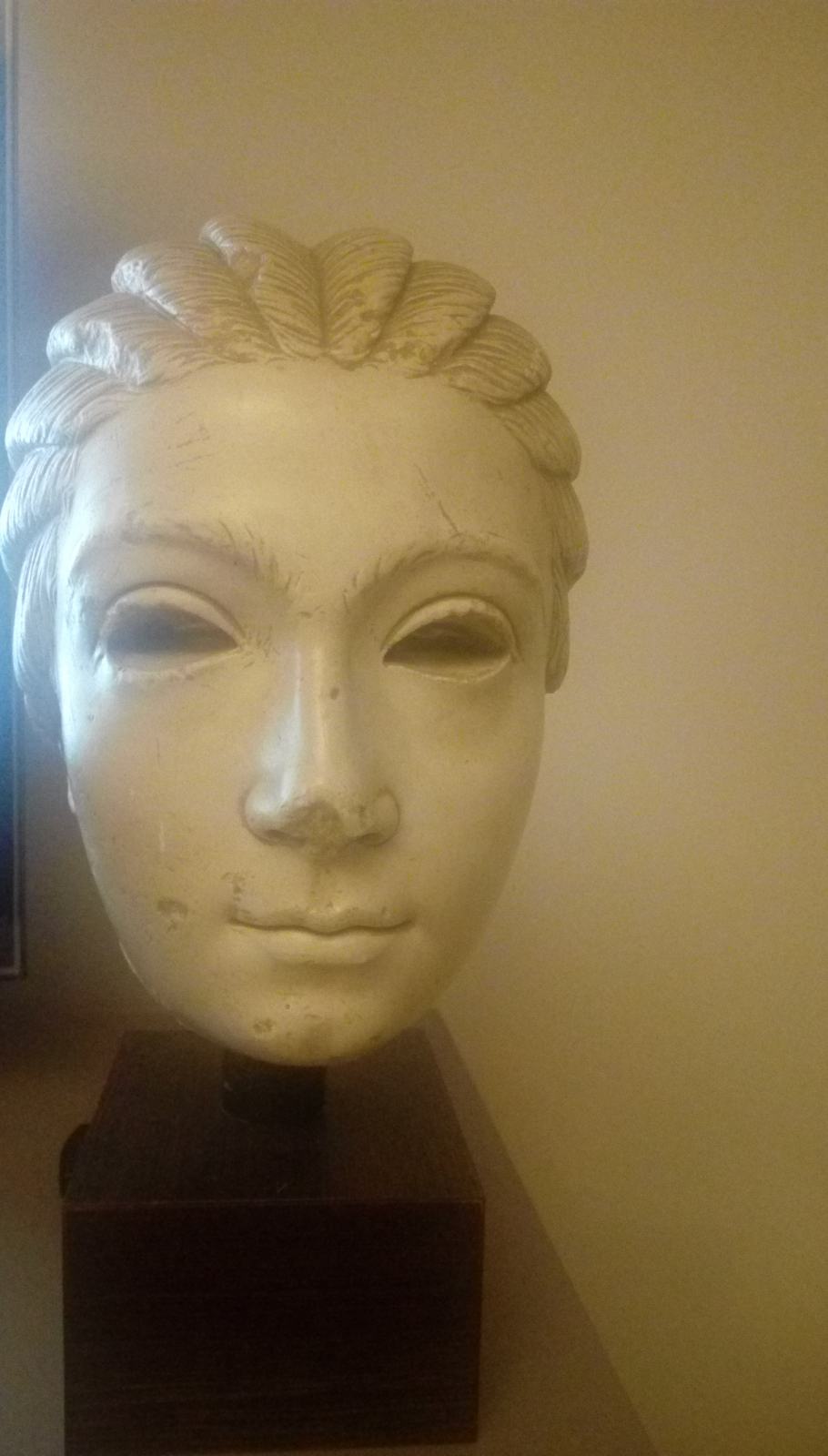 Solinjanka u bijelom mramoru