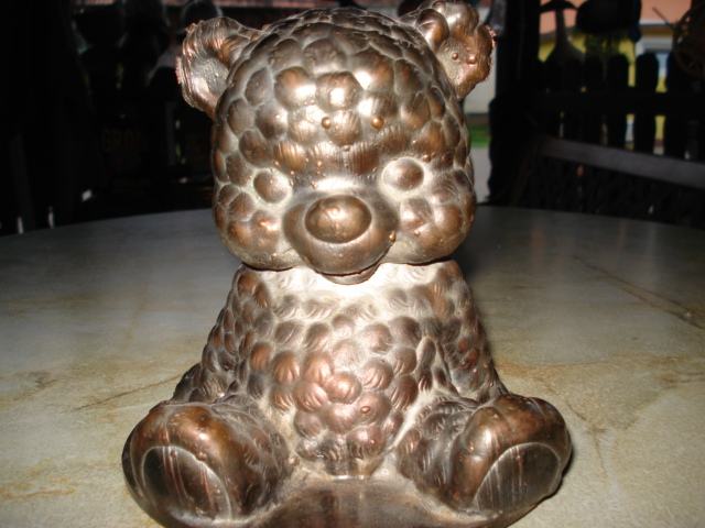stara metalna skulptura medvjediča-zamjene