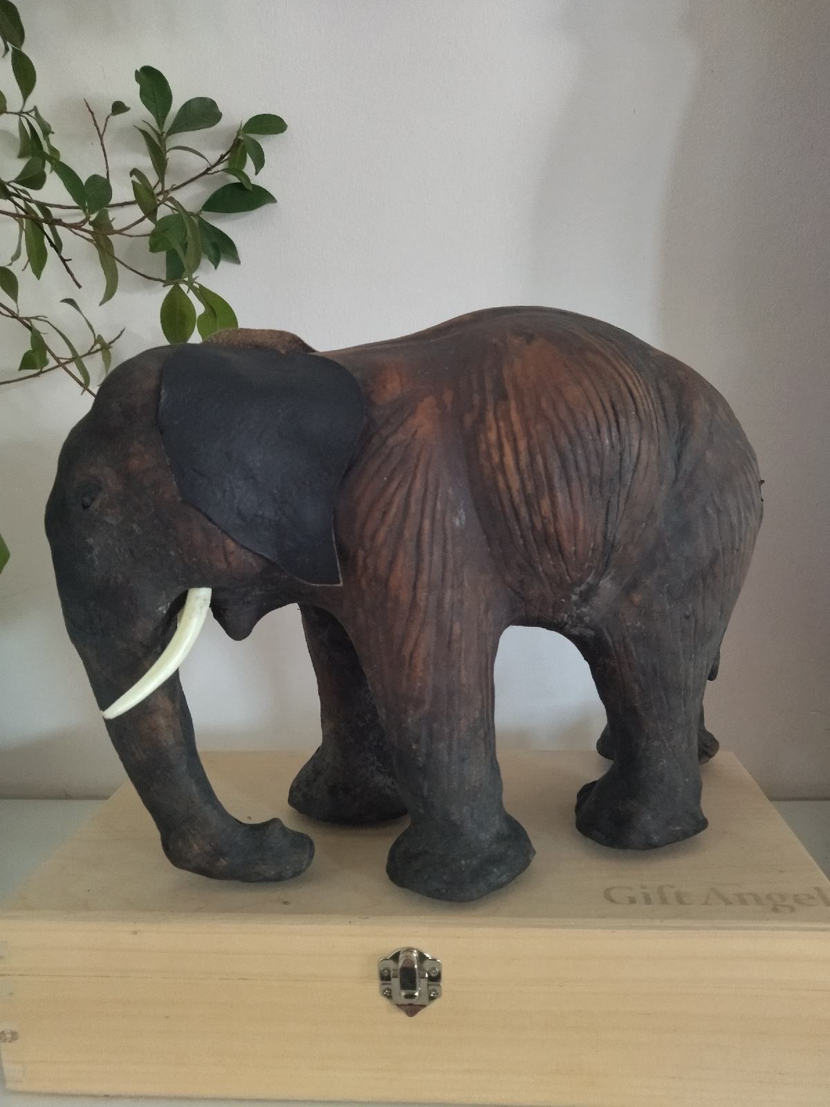 Unikatna figura slona od kože