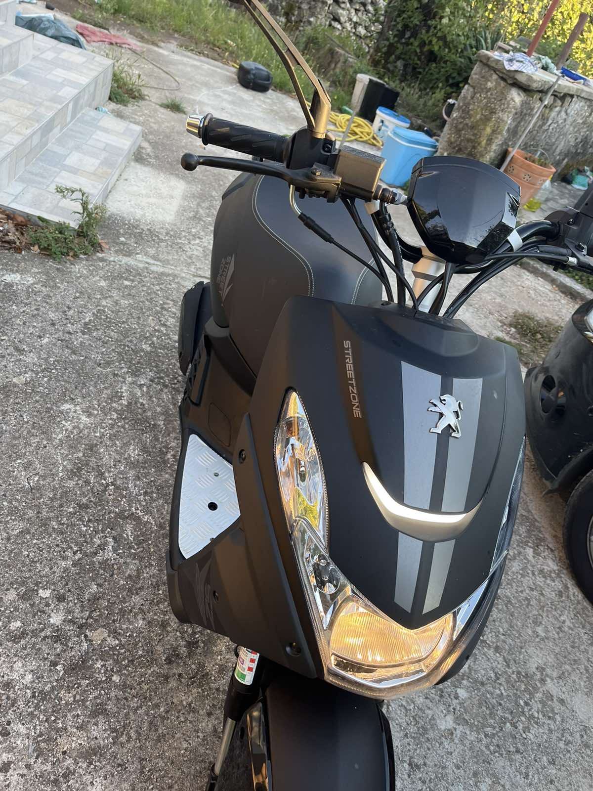 Peugeot Street zone 49 cm3, 2021 god.