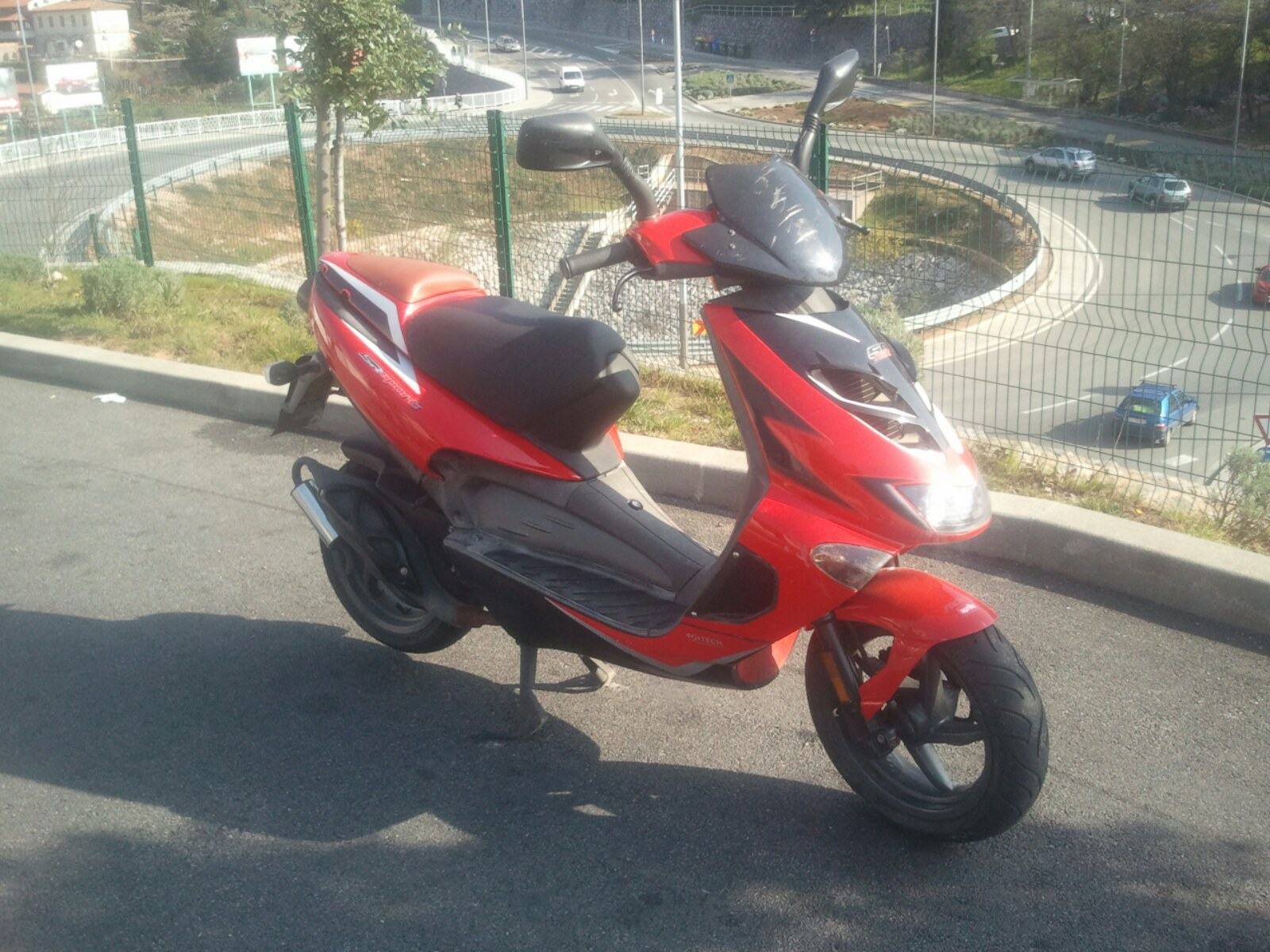 Prodajem skuter Aprillia sr 50 di tech., 2002 god.