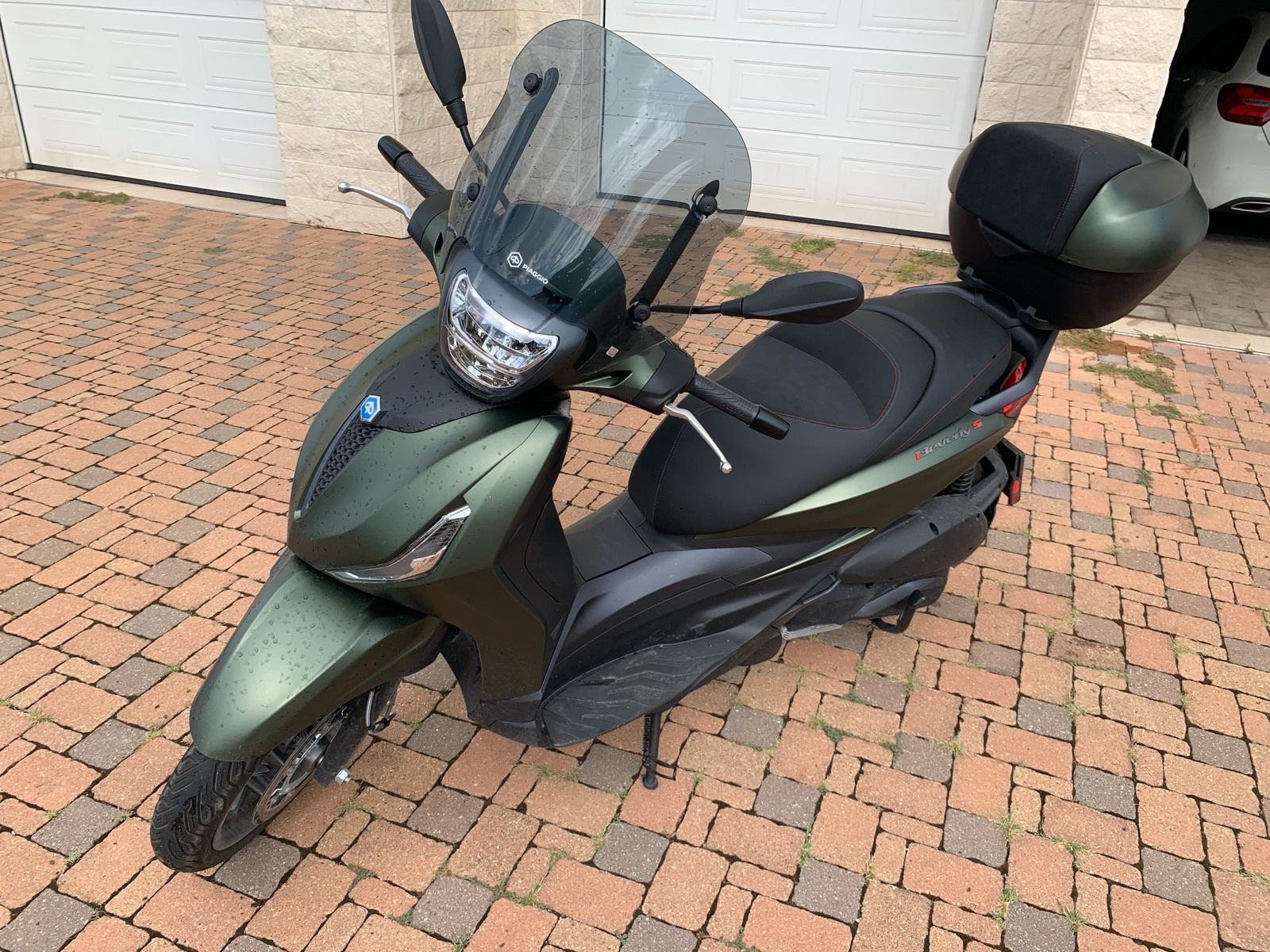 Piaggio Beverly 300 hpe sport 278 cm3, 2023 god.