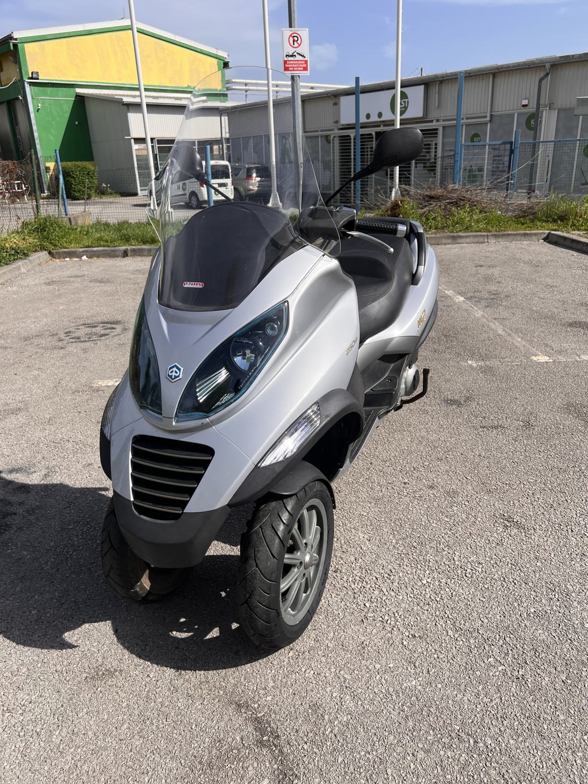 Piaggio MP3 244 cm3, 2006 god.