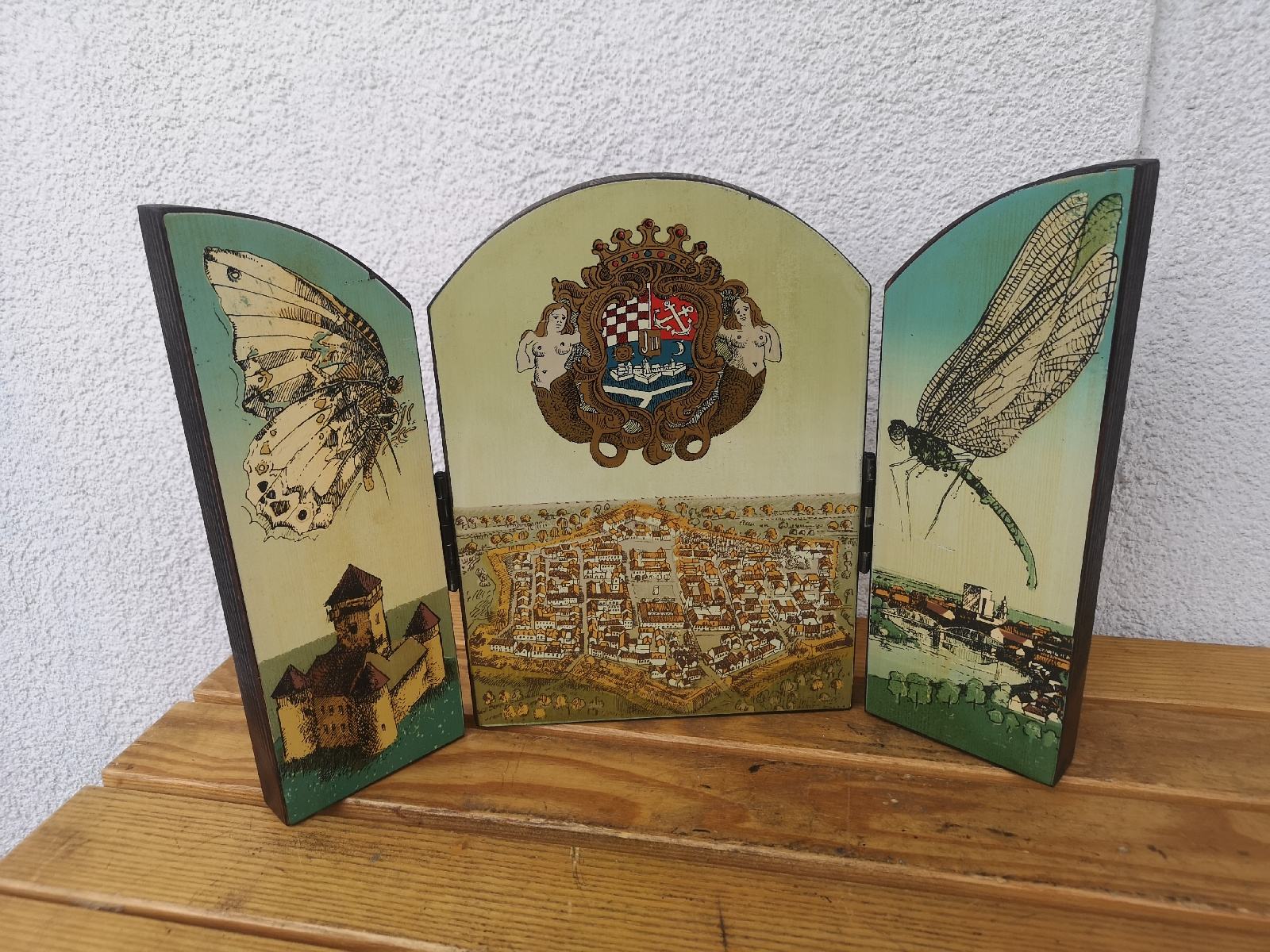 triptih na drvenoj podlozi