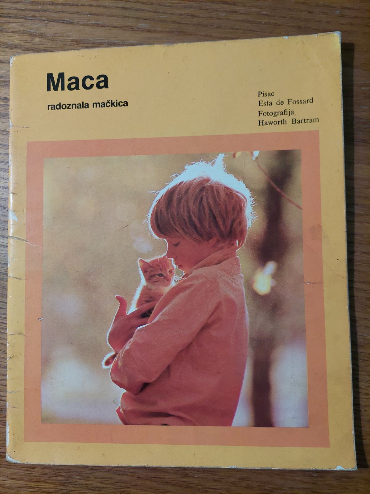 MACA - radoznala mačkica / Esta de FOSSARD