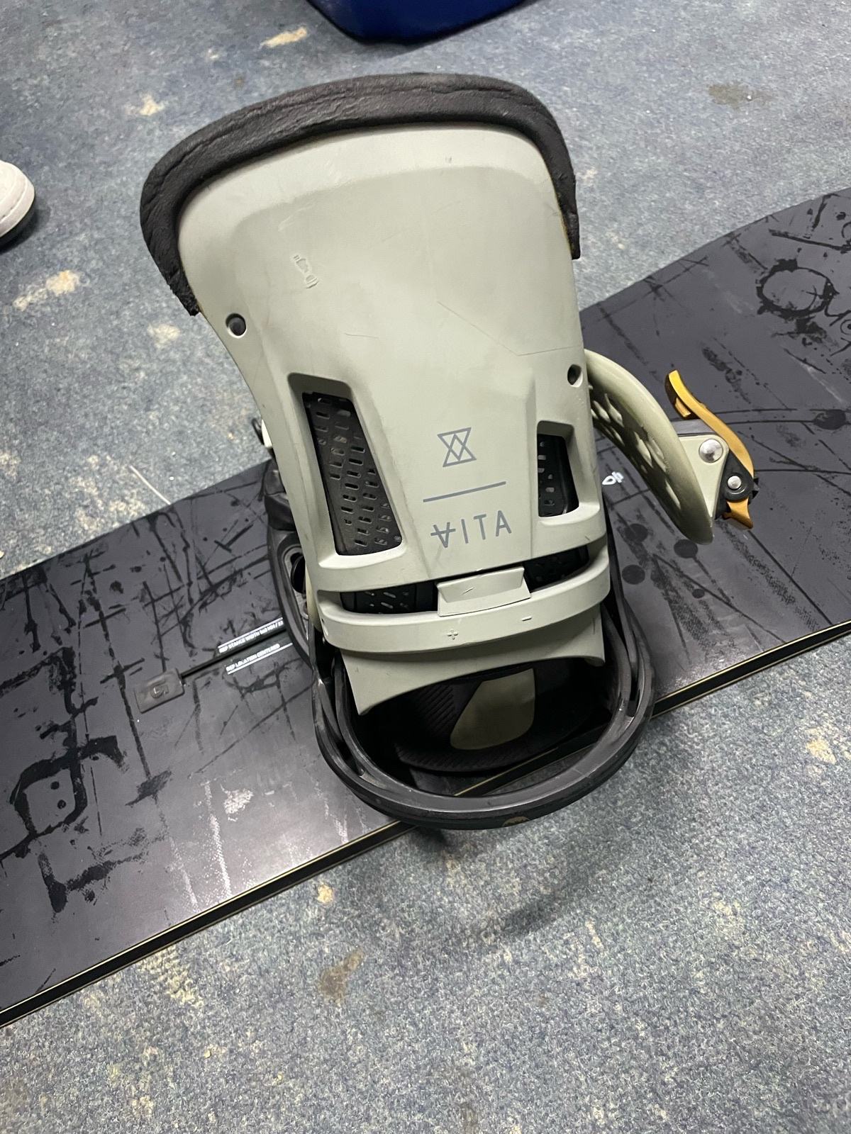 Burton Mala Vita (L) i Burton daska Amplifier