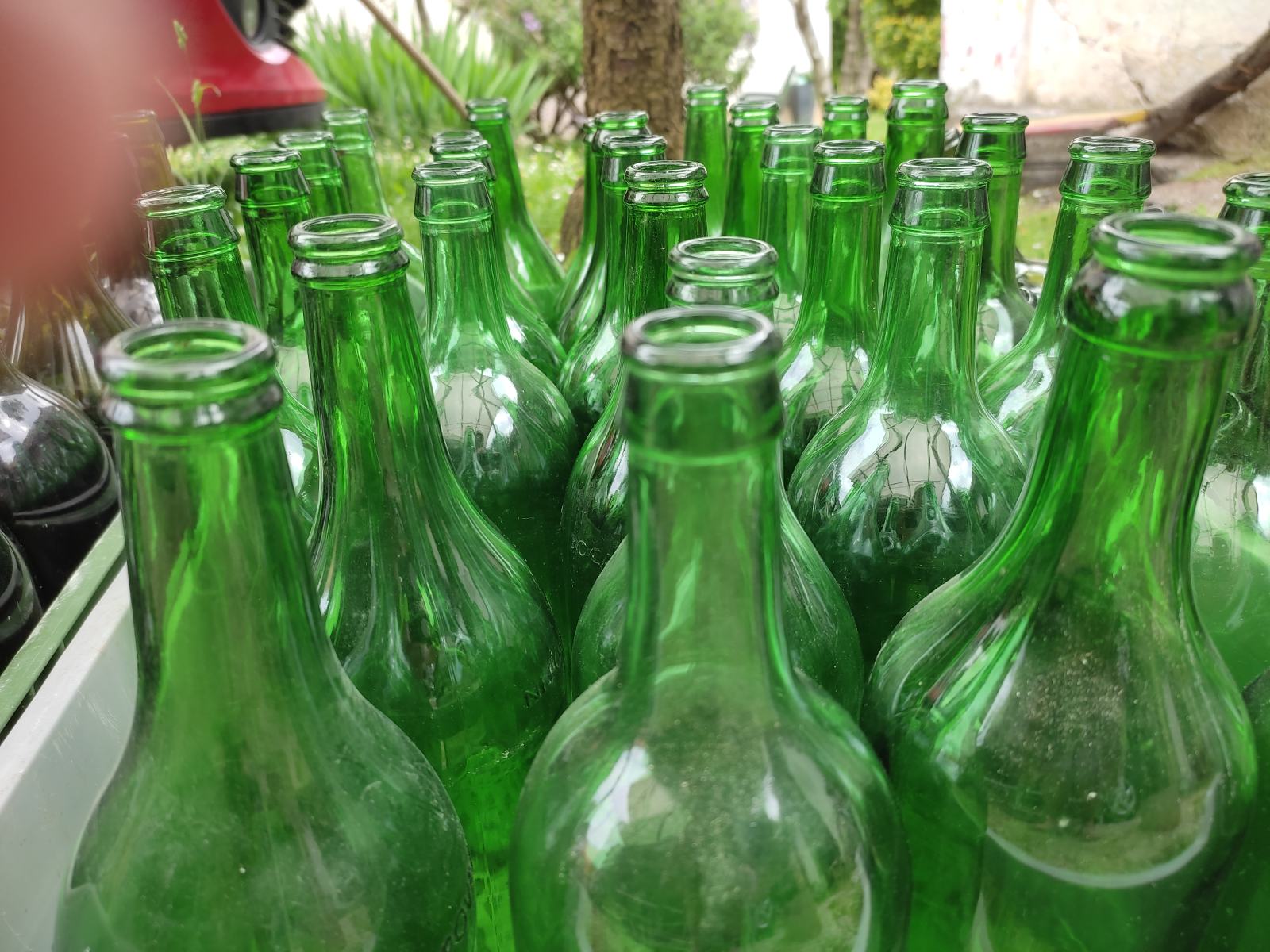 Staklene boce, zelene i smeđe, krunski čep