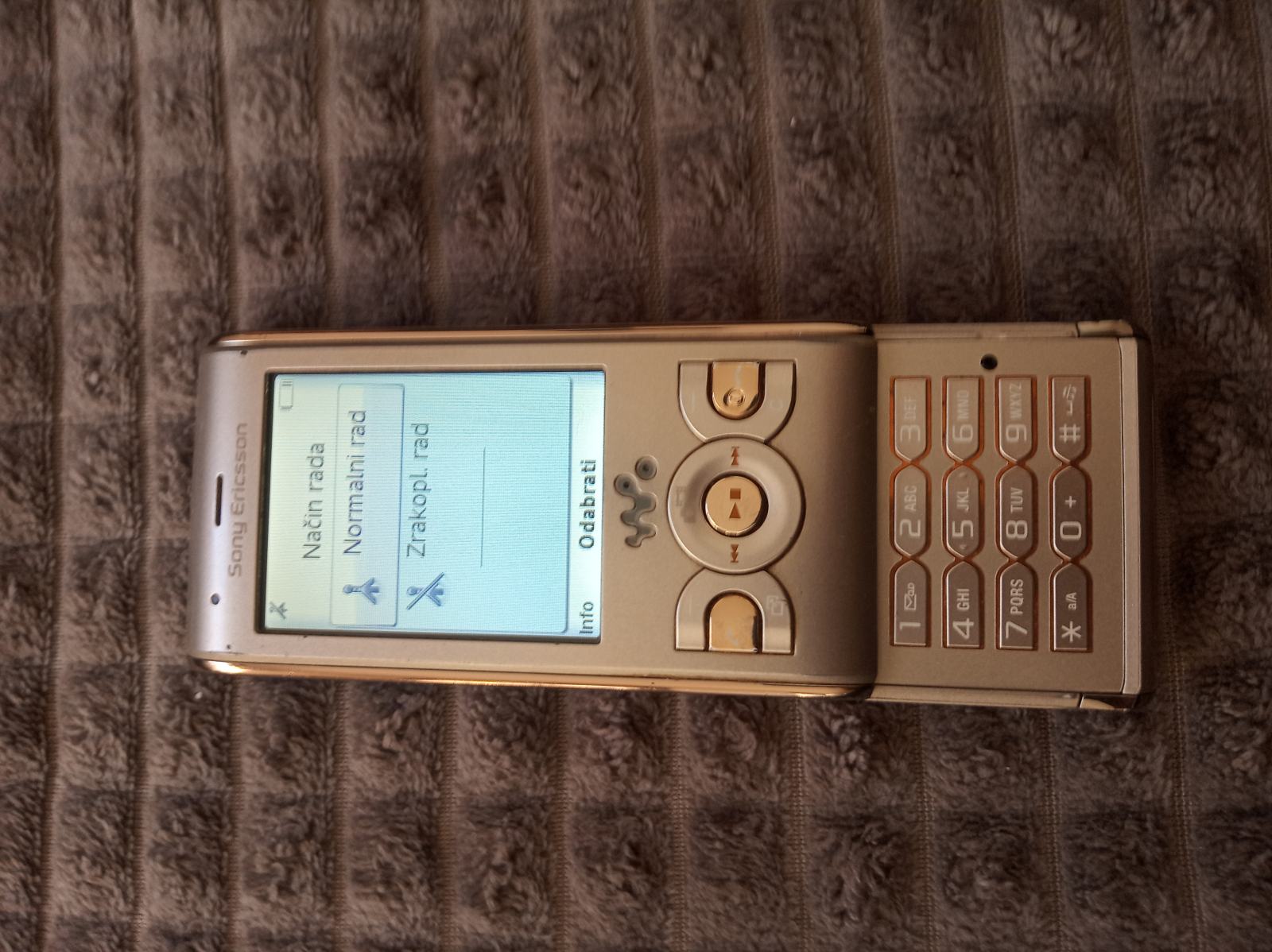 Sony Ericsson W595i, sve mreže,sa punjačem, Gold