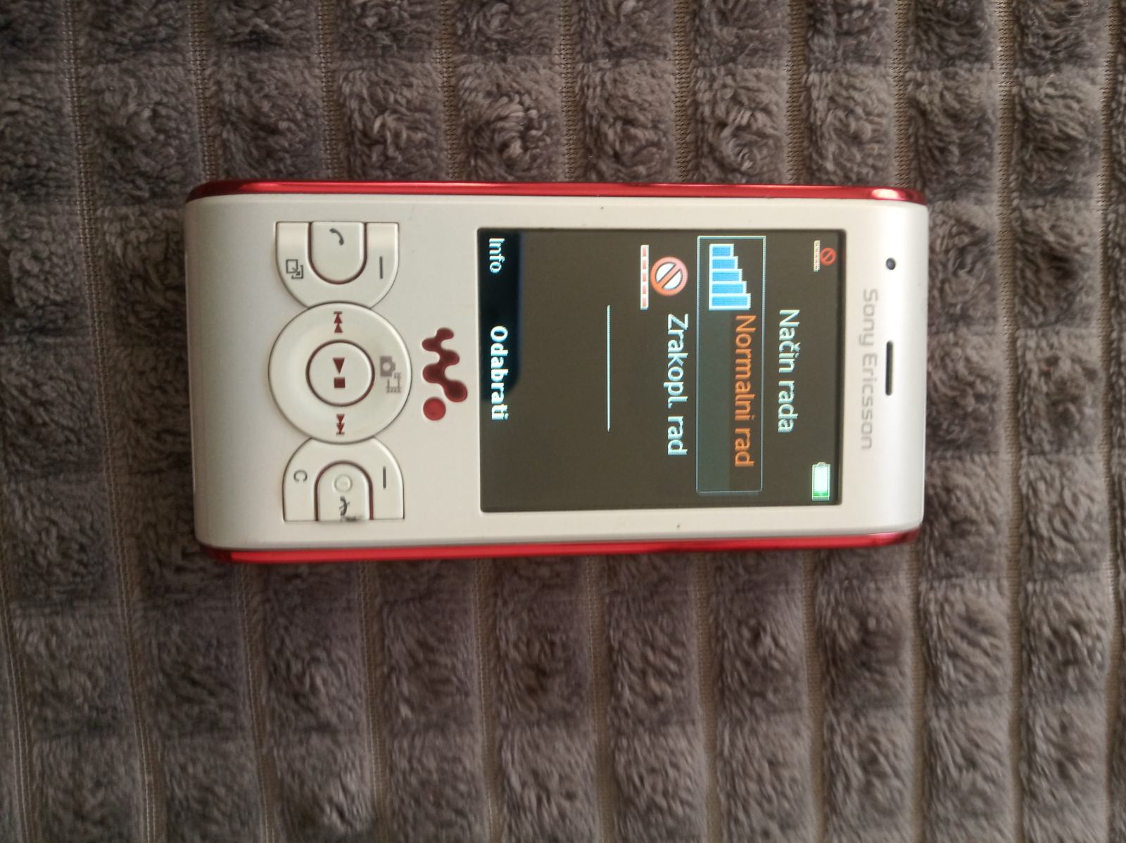 Sony Ericsson W595i, sve mreže,sa punjačem, LaFleur