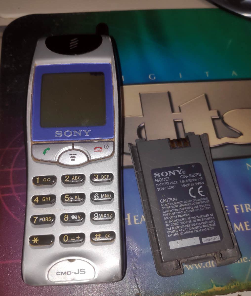 Sony CMD-J5 retro mobitel neispravna baterija