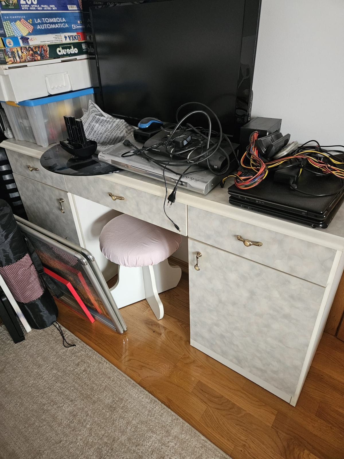 Komoda - psiha za spavaću sobu s tabureom POKLANJAM