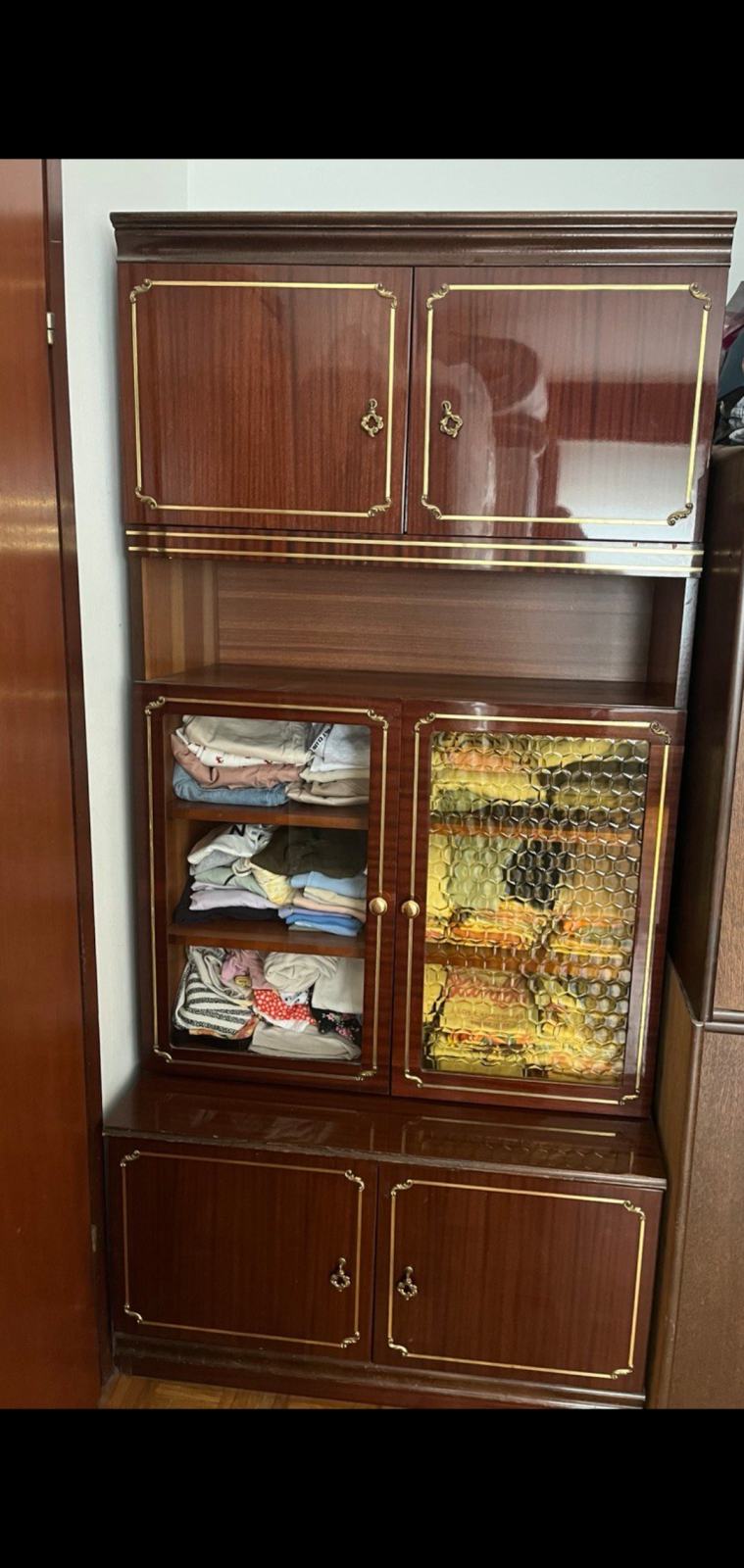 Poklanjam ormar sa vitrinom