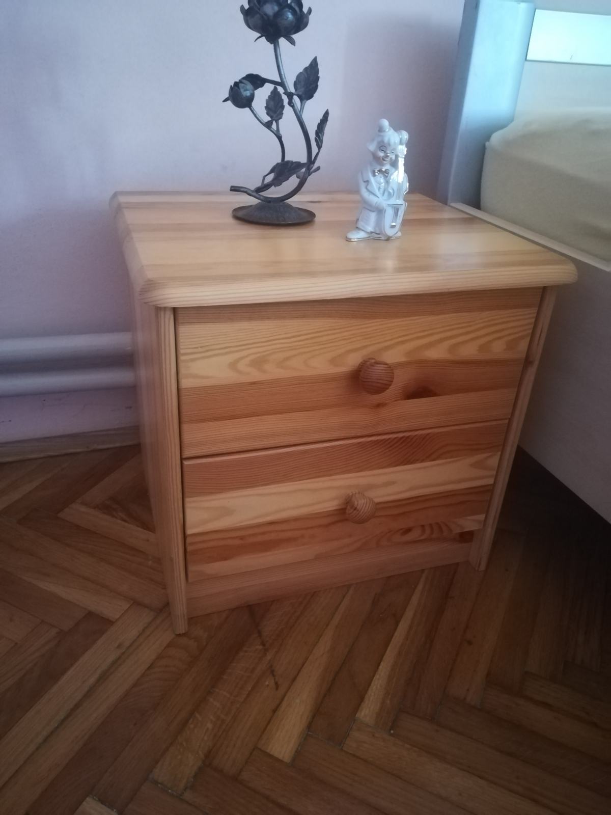 Drveni nočni ormarić