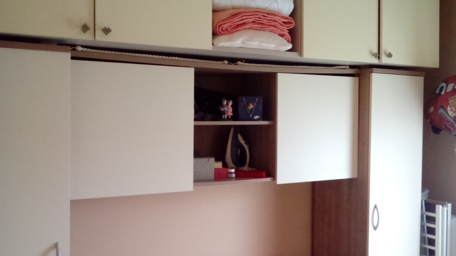 Ormar most iznad kreveta