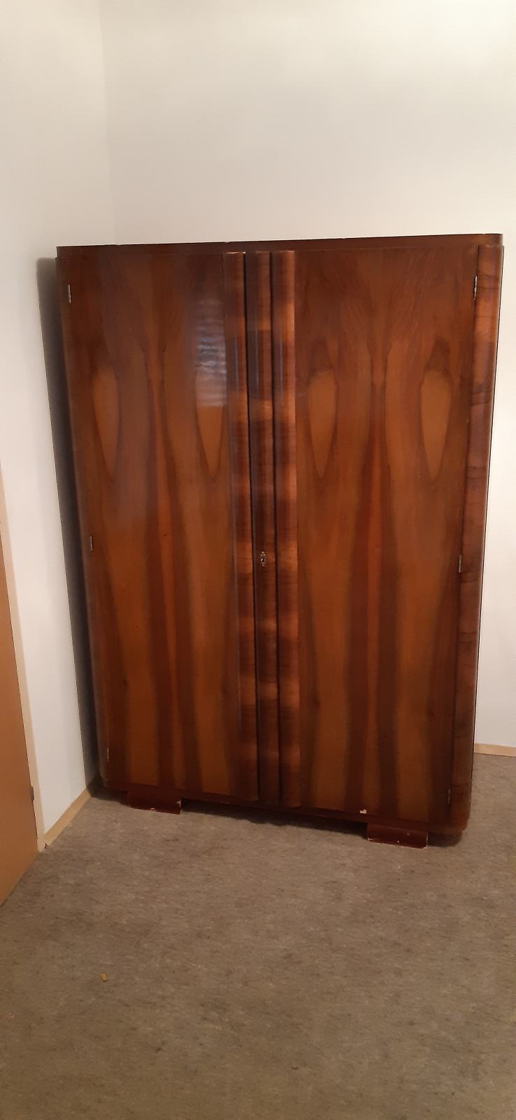 Poklanjam ormar - hitno!