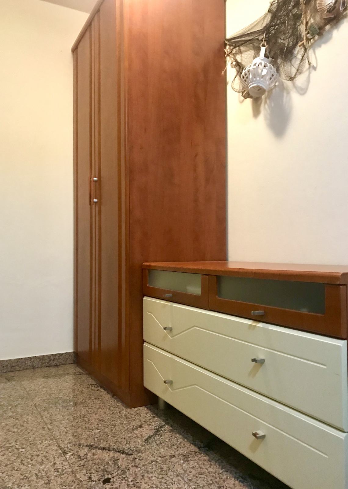 PRODAJA DVOKRILNOG ORMARA + KOMODA (MASIVNO DRVO)