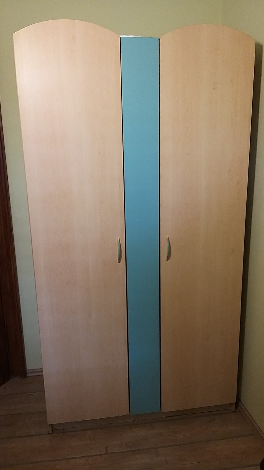 2 Sobna ormara i 2 radna stola