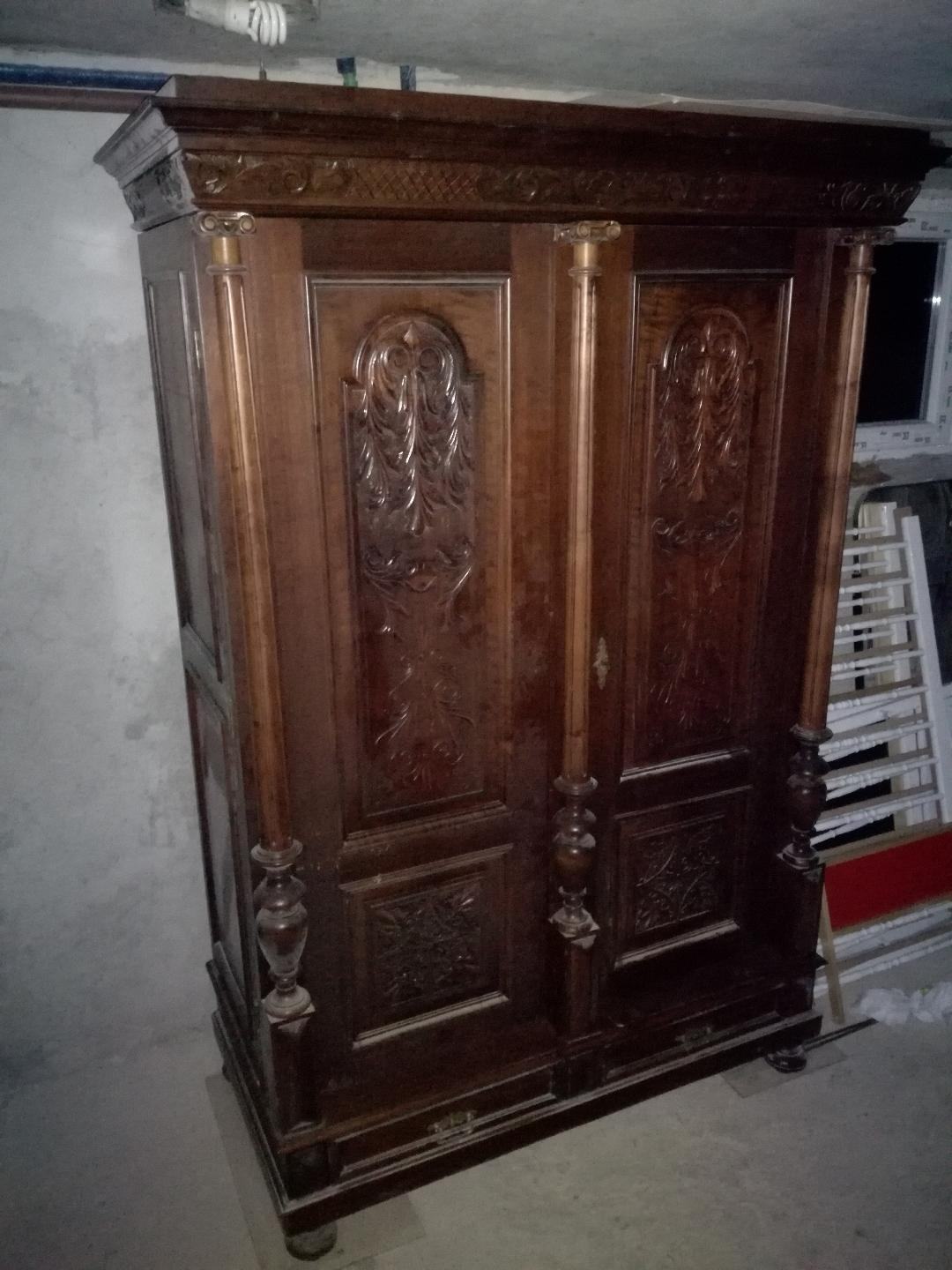 starinski antikni ormar i dva jednosobna antikna kreveta