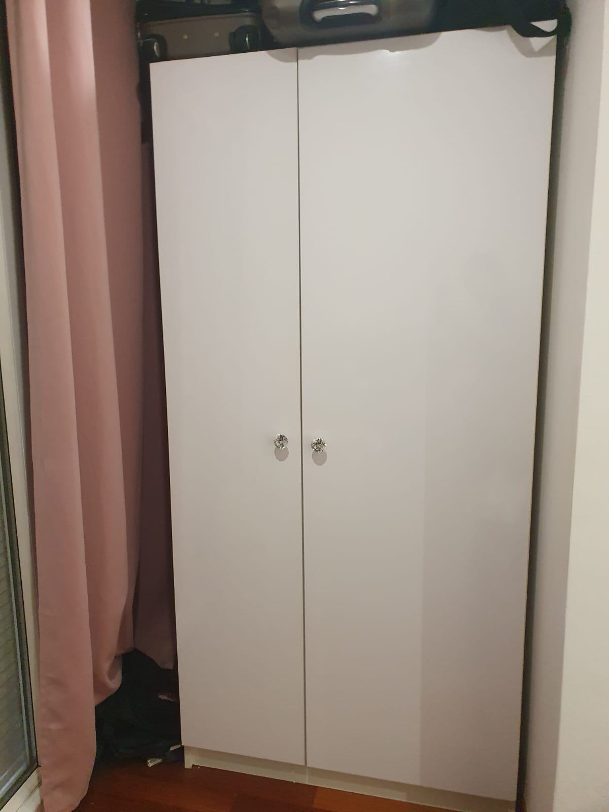 Bijeli ormar s kristalnim ručkama (visoki sjaj)