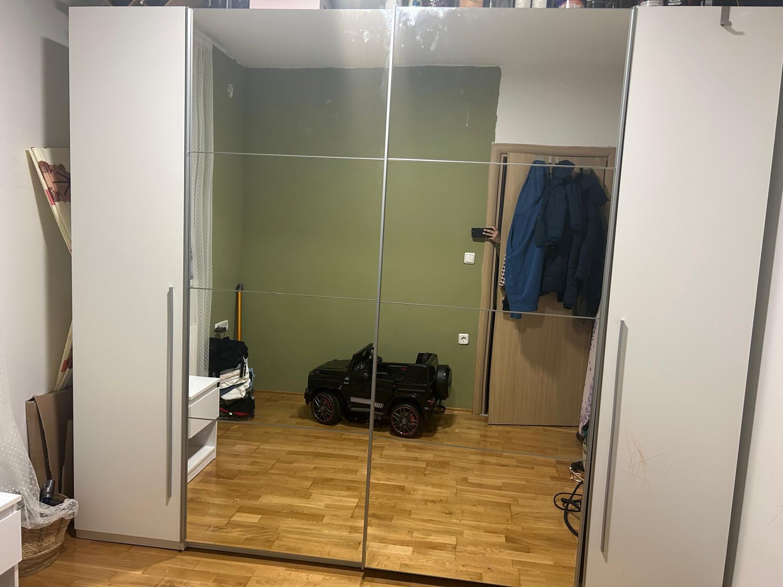 Bijeli ormar s ogledalima