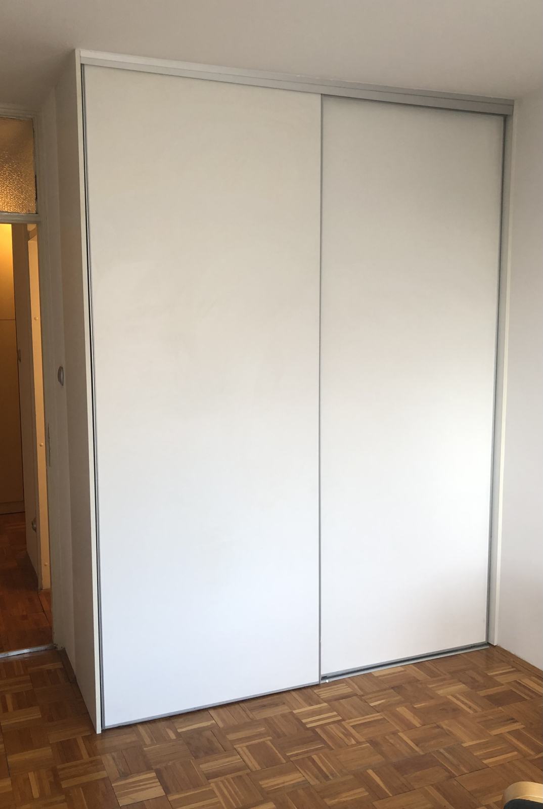 Dvokrilni ormar s kliznim vratima