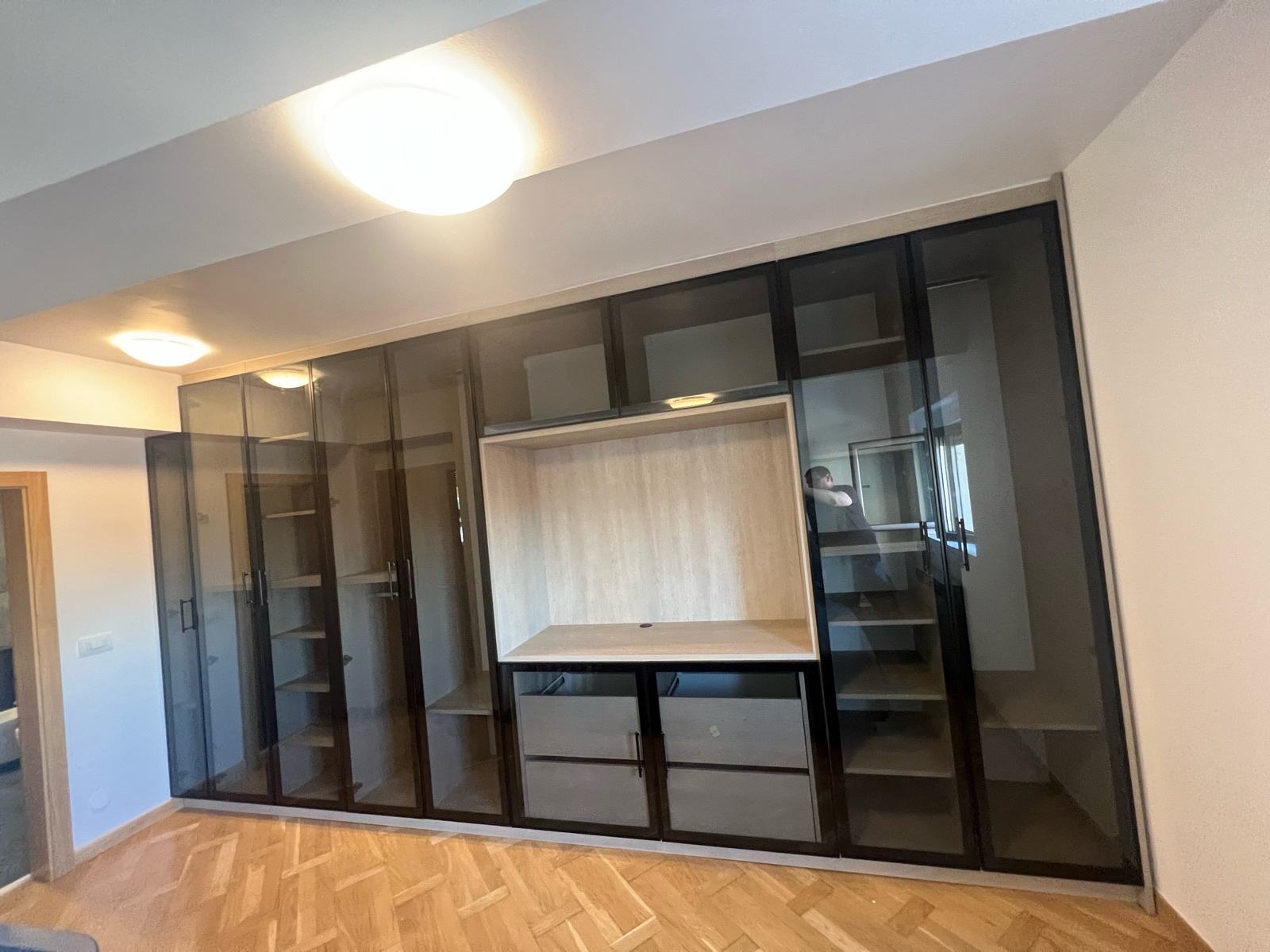 Garderobni ormar sa staklenim vratima