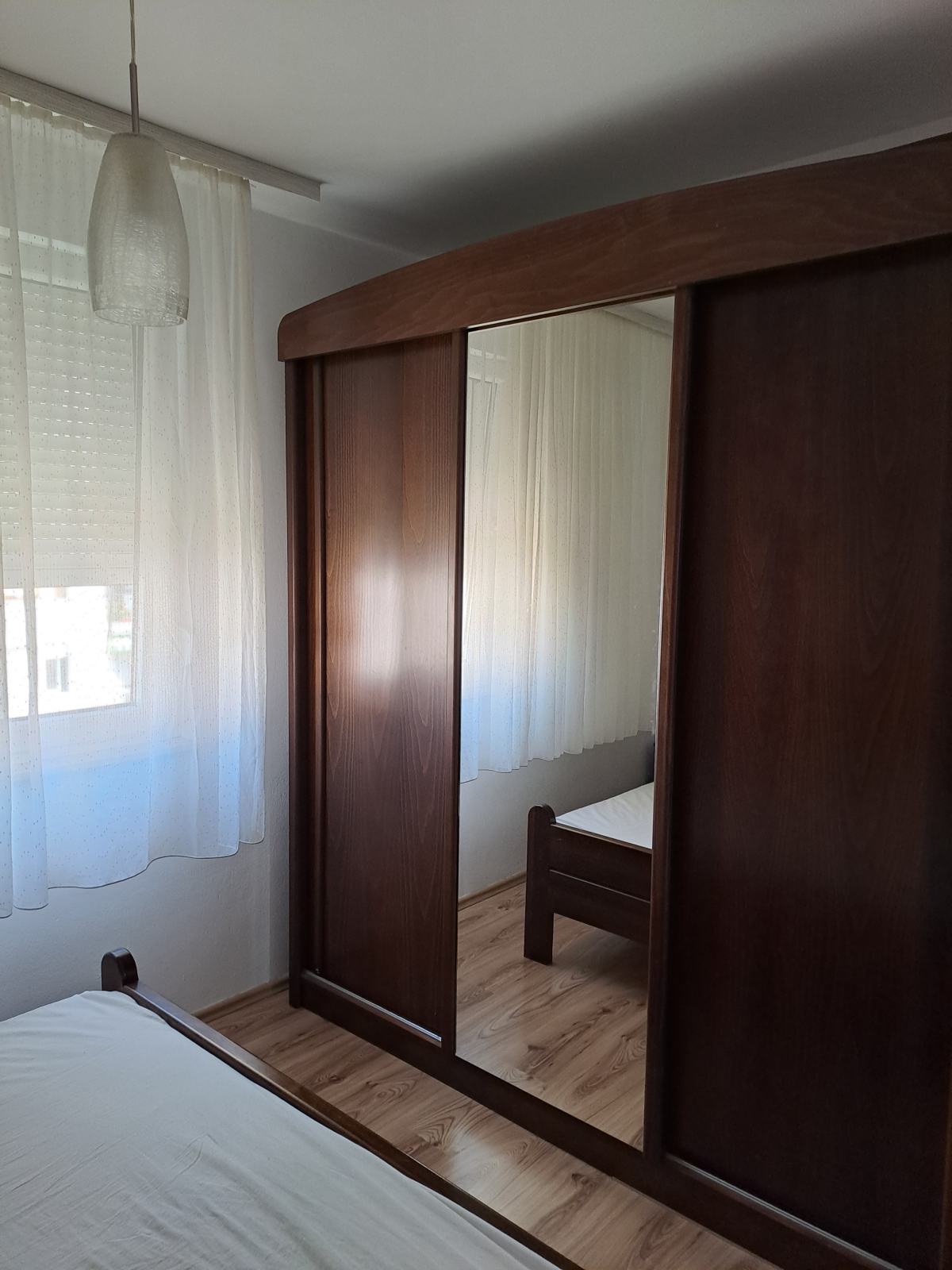 Klizni ormar za spavaću sobu sa ogledalom