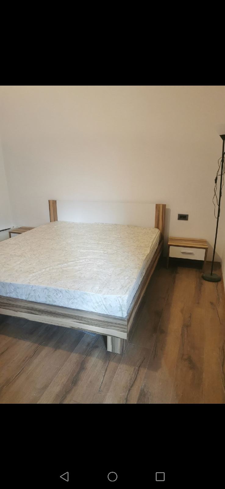 krevet s madracem i 2 nocna ormara