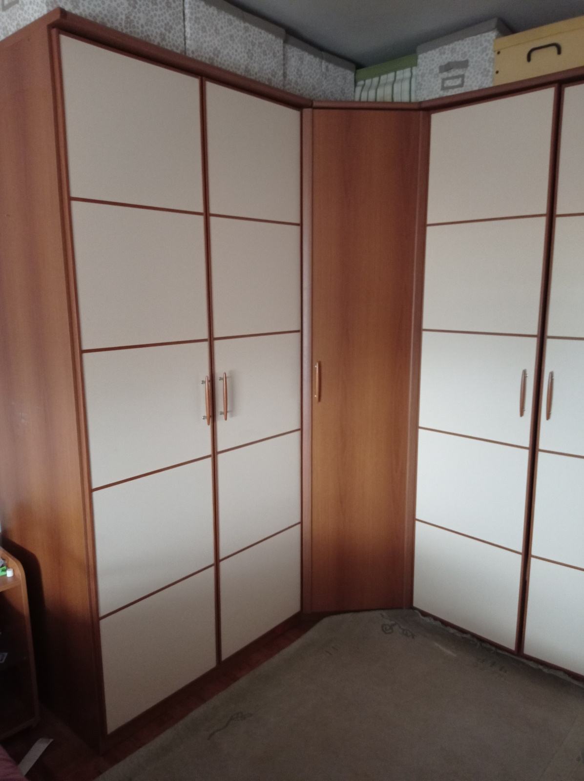 Kutni garderobni ormar