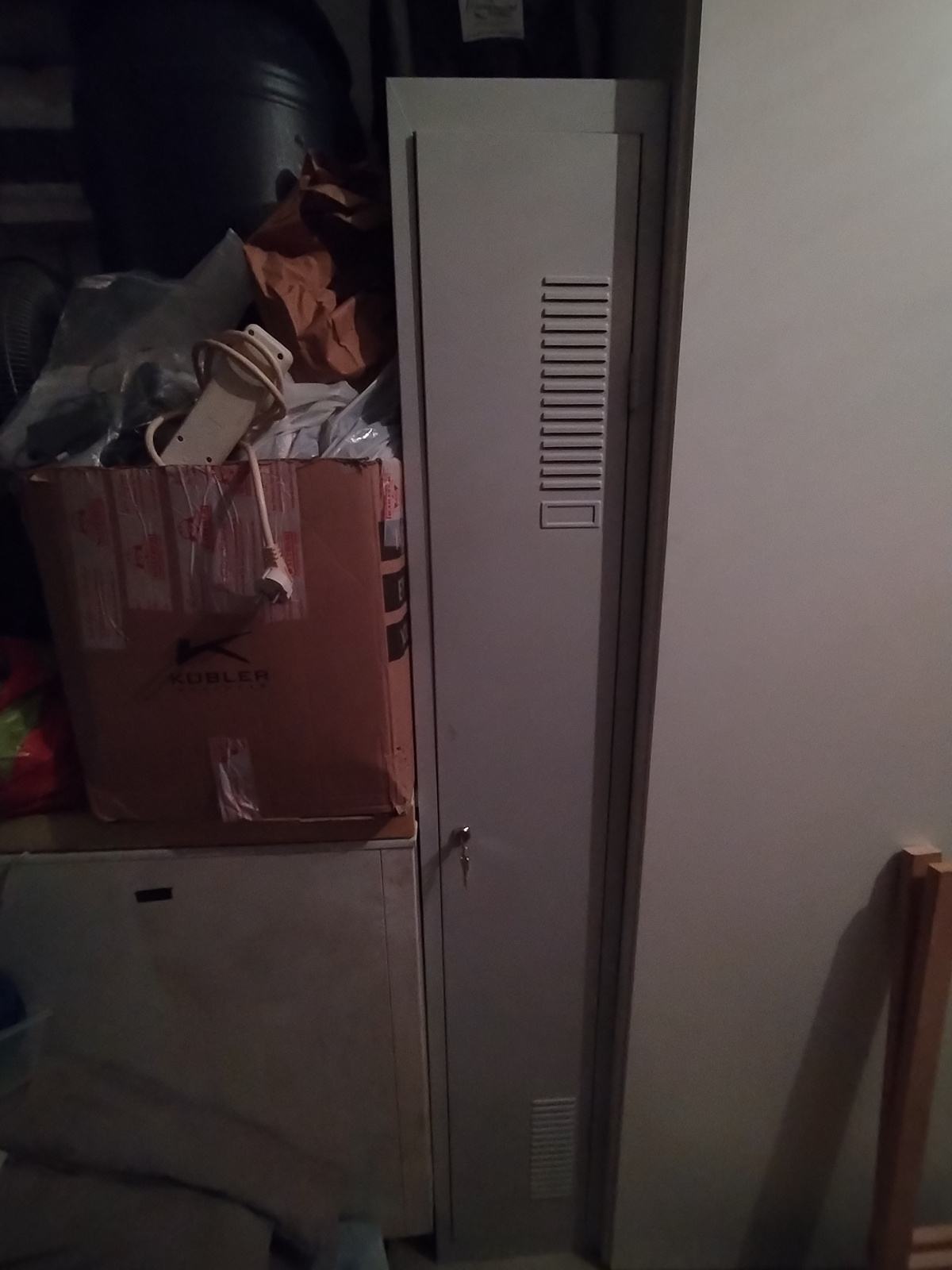 metalni ormar za odjeću