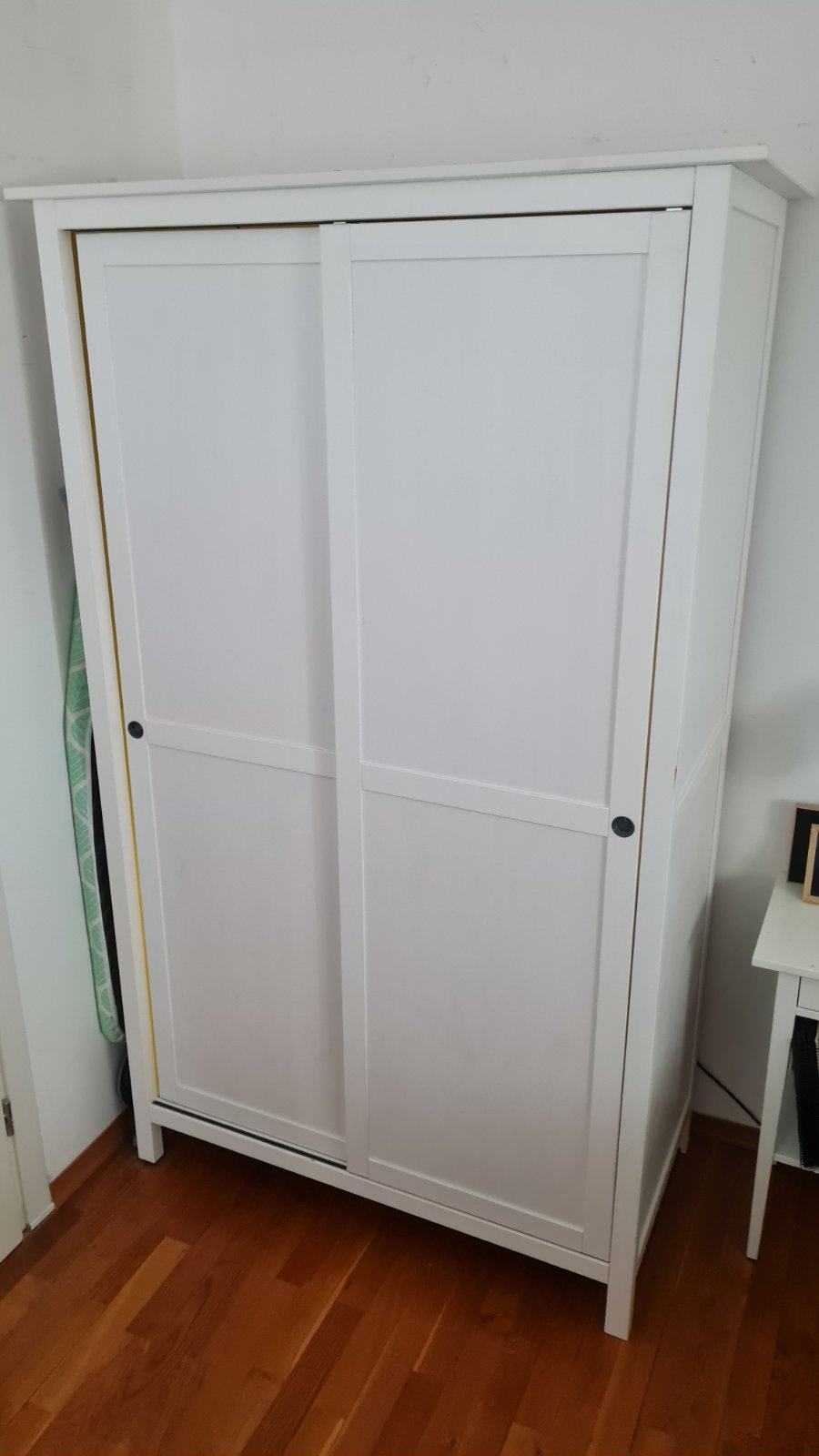 Ormar Hemnes s kliznim vratima