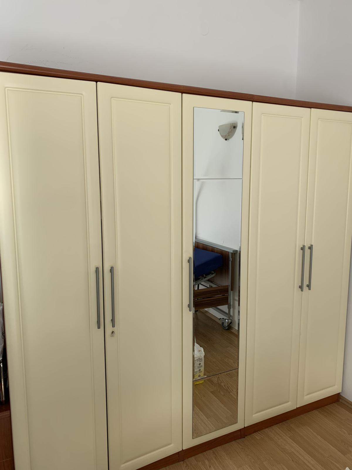 Ormar, komoda i dva noćna ormarića