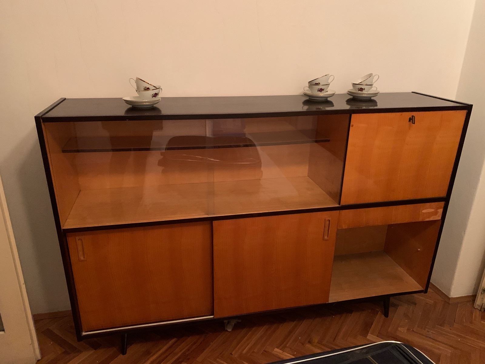 Ormar i vitrina - POKLANJAM