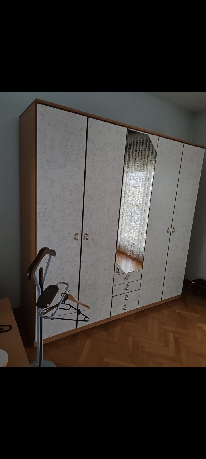 Ormar sa komodom i ogledalom