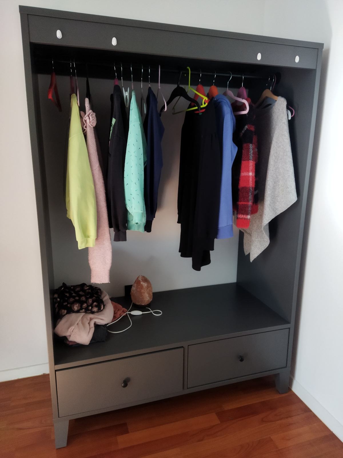 Ormar otvoreni Ikea sivi