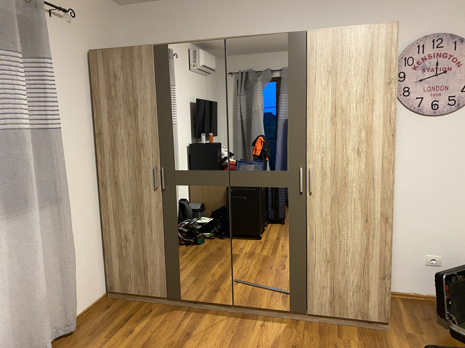 Ormar za spavaću sobu s ogledalom